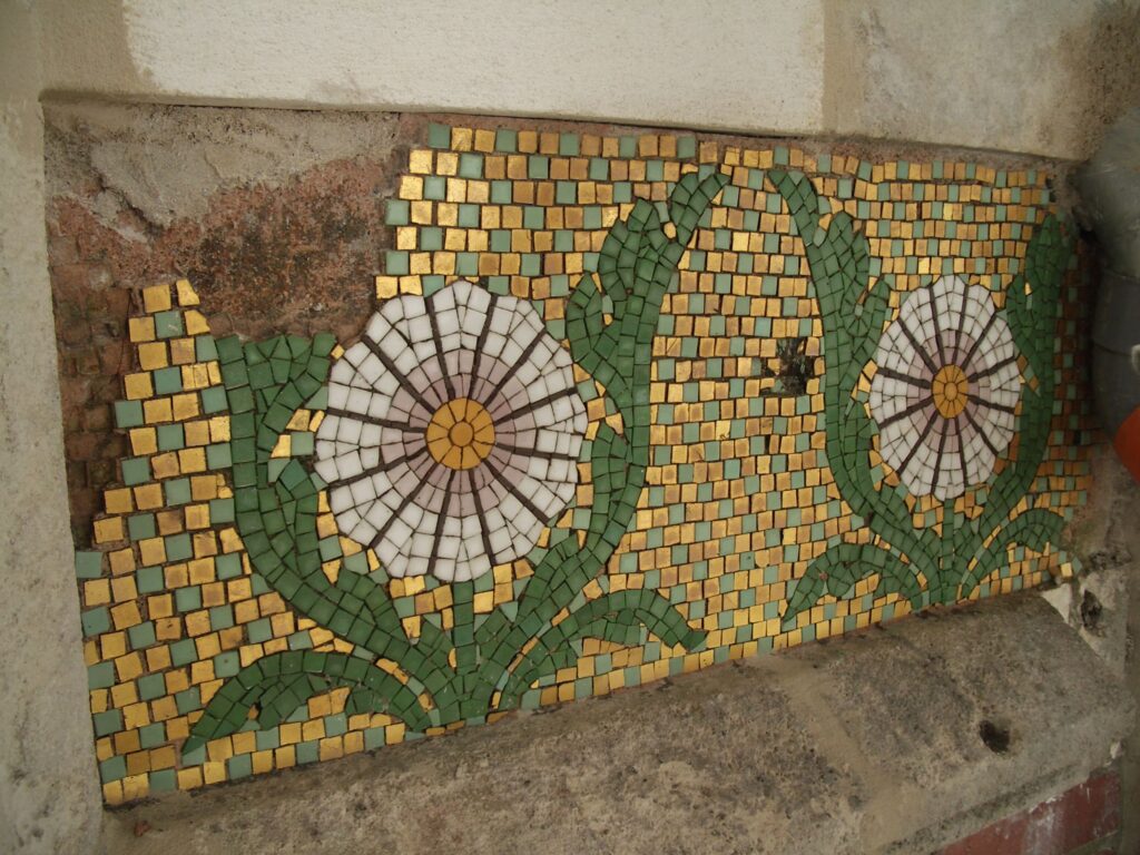 Façade de l'Hôtel Wilson à Saint-Nazaire - Mosaïque Passionnément